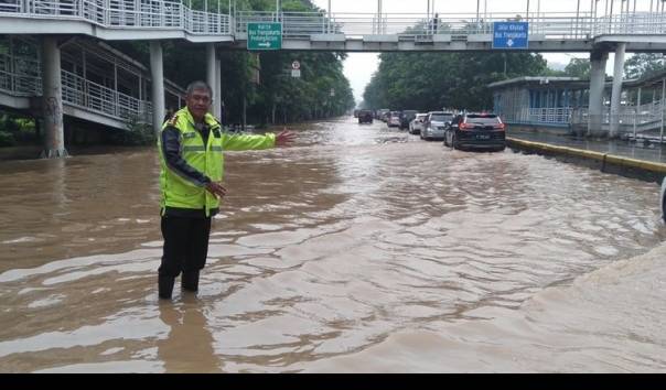 Banjir Kelapa Gading Mulai Surut, Jalanan Sudah Bisa Dilalui