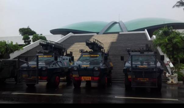 Mobil Barakuda dan Meriam Air Ikut Kawal Demo Ojol di DPR