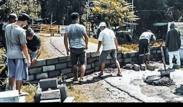 Viral Foto Warga 2 Desa Saling Tutup Jalan dengan Bambu dan Batako ...
