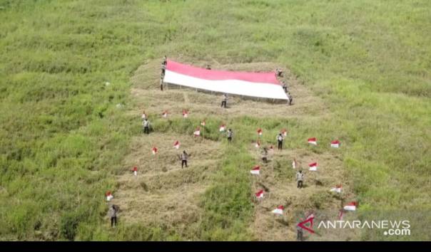Bentangkan Bendera Merah Putih Raksasa, Polres Teluk Wondama Gelorakan ...