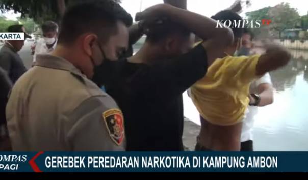 Gerebek Kampung Ambon di Cengkareng, Polisi Temukan Percakapan Transaksi Narkoba di Ponsel Warga
