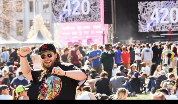 Puluhan Ribu Orang Ramaikan Hari Raya Ganja di Festival Mile High 420 ...