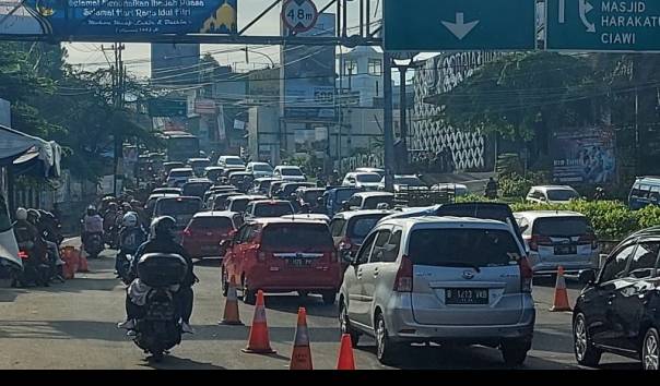 Puncak Gunung Semeru "Bertopi", Ini Penjelasannya