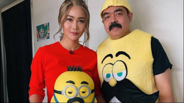 Adam Suseno Dapat Kue Ulang Tahun Minion Berkumis dari Inul Daratista