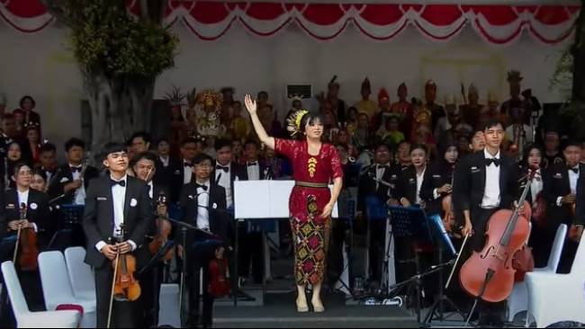 Nathania Karina, Konduktor Perempuan Pertama yang Pimpin Orkestra HUT ...