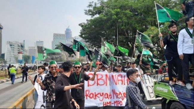 Aksi Mahasiswa Tolak Kenaikan Harga BBM, Demo HMI di Jakarta Tuntut Dua ...