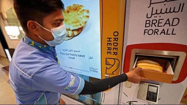 Di Dubai yang Kaya Raya, Orang Miskin Dapat Sedekah Roti Gratis dari Mesin