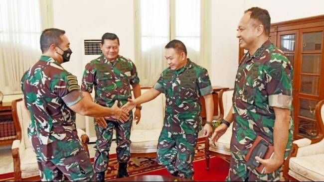 Momen Panglima TNI Jenderal Andika Salami KSAD Dudung saat Hendak Menghadap Jokowi, Tertawa Bersama