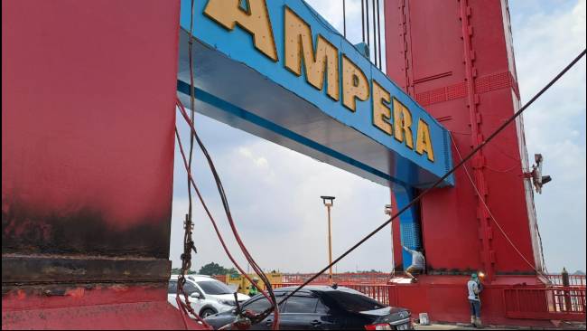 Cerita Pekerja di Jembatan Ampera, Hasilnya Demi Keluarga