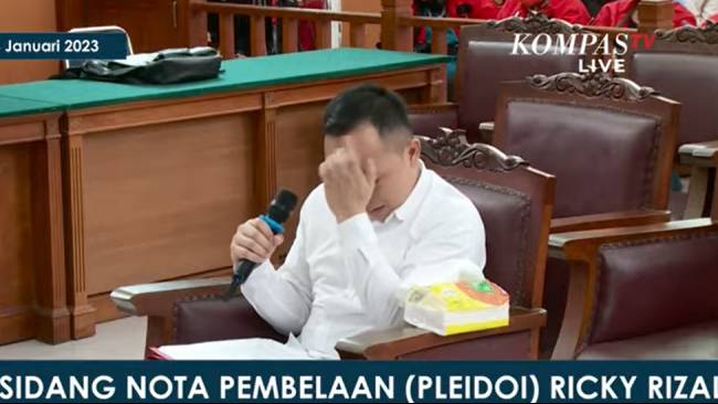 Air Mata Ricky Rizal Tumpah, Terisak Ingat Orangtua, Istri, dan Tiga Putri Kecilnya
