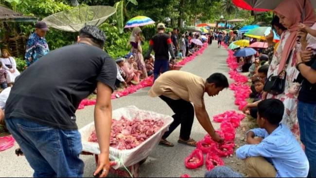 Tradisi Manampuang di Kabupaten Agam, Warga Antre Ambil Daging Kurban ...