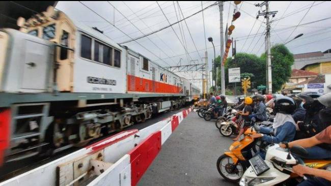 Ini Aturan saat Lewat Perlintasan Sebidang Kereta, Ada Sanksi Pidana bagi yang Melanggar