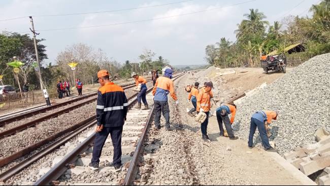 Jalur Kereta Sentolo-Wates Sudah Normal, Bisa Dilalui KA dengan ...