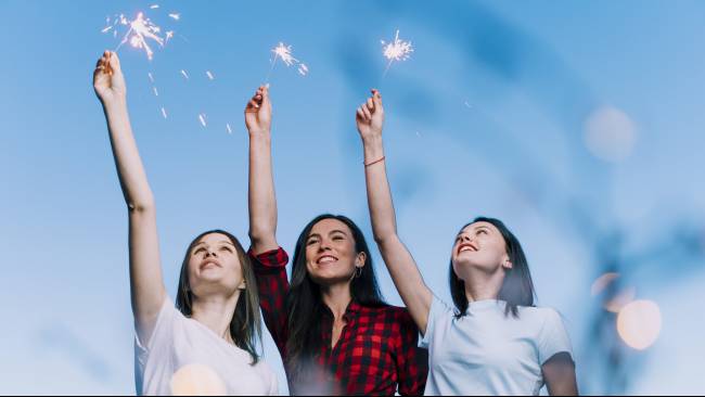 15 Tradisi Unik Perayaan Tahun Baru di Berbagai Negara, Ada yang Lempar ...