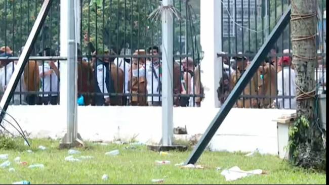 Demo Apdesi di Depan DPR Ricuh, Massa Lempar Botol ke Dalam Gedung