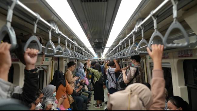 Jam Operasional LRT Jabodebek Diperpanjang hingga Pukul 01.40 WIB saat ...