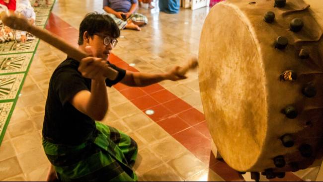 Berita Foto: Tradisi Tabuh Bedug Jelang 1 Syawal di Masjid Besar Pakualaman Yogyakarta