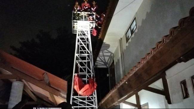 Polisi Periksakan Kesehatan Keluarga yang Pakai Air Toren Berisi Mayat ...