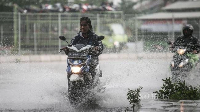5 Cara Ini Bisa Cegah Tubuh Jadi Sakit setelah Kehujanan