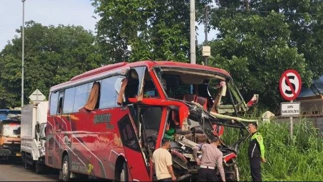 Bus Rombongan Peziarah Tabrak Truk di Tol Cipularang, 2 Orang Tewas dan 57 Terluka