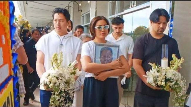 Jessica Iskandar Tak Kuasa Tahan Tangis Antar Jenazah Ayah Dikremasi di ...