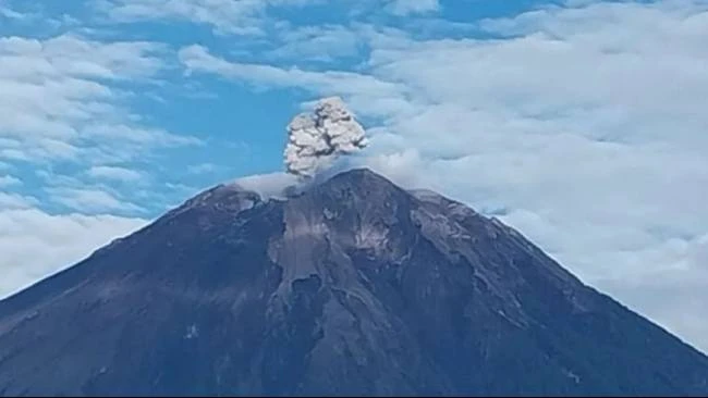 Gunung Semeru Meletus Empat Kali dalam Satu Malam, Semburkan Kolom Abu 700 Meter