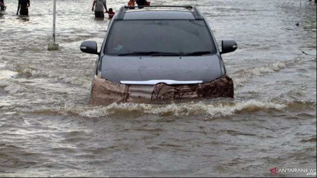Mobil usai Terendam Banjir, Berikut Cara Atasi Kerusakannya