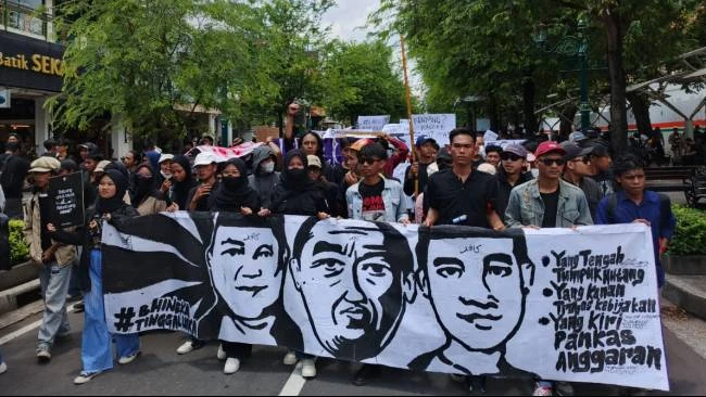 Massa Aksi Jogja Memanggil Mengular 300 Meter, Sempat Bakar Ban dan ...