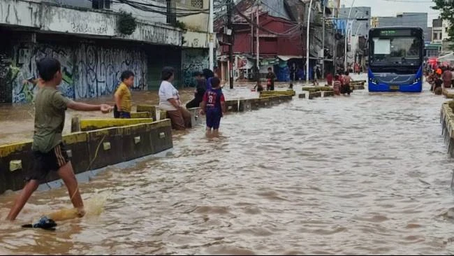 Banjir Landa 29 RT di Jakarta Timur, Barat, dan Selatan: Ketinggian Air Capai 2,5 Meter
