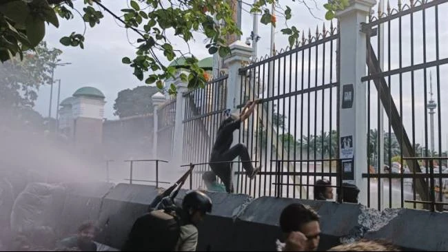 Kamis Petang, Peserta Aksi Penolakan Pengesahan RUU TNI Masih Bertahan di Depan Gedung DPR