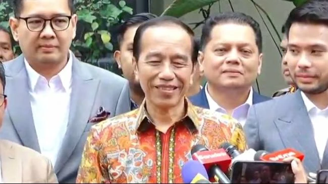 Jokowi Perlihatkan Ijazahnya dari SD hingga Kuliah ke Penyelidik Polda Metro Jaya
