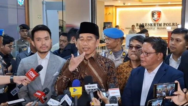Diperiksa di Polresta Solo, Jokowi Bawa Ijazah Asli dari SD hingga S1 UGM