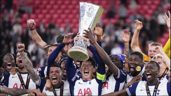 Angkat Trofi tapi Son Heung-Min dan 2 Pemain Tottenham Tak Dapat Medali ...
