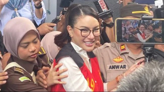 Nikita Mirzani Jalani Sidang Eksepsi, Kenakan Rompi Tahanan dan Borgol di Tangan