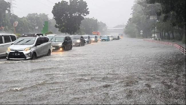 Ketinggian Air Banjir Jakarta Sempat Capai 3 Meter, 53 RT Terendam hingga Minggu Malam