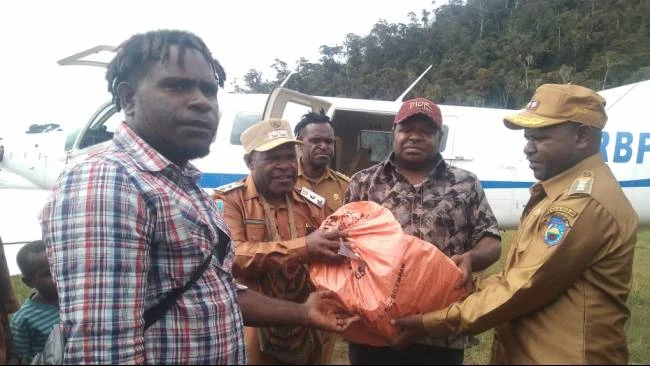 Pemkab Intanjaya Salurkan Bantuan BLT Sembako Dan BLT PKH