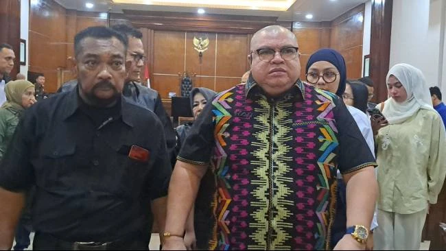 Razman Nasution Menangis, Peluk Anak-Anak Usai Dituntut 2 Tahun Penjara ...