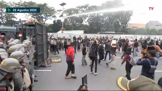 Demo di DPR Ricuh: Polisi Tembak Gas Air Mata, Massa Lakukan Aksi Pelemparan