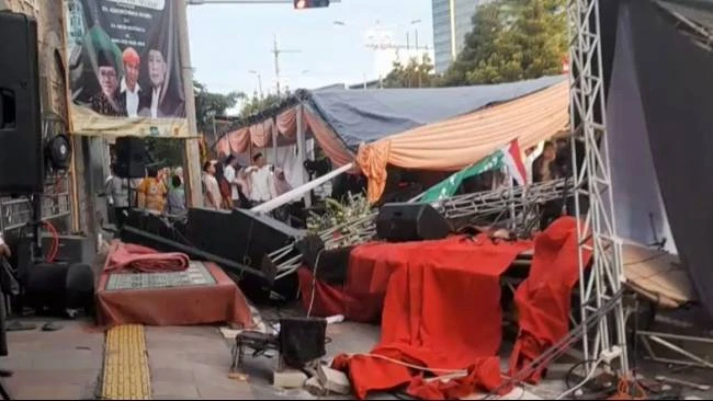 Detik-Detik Mobil Tabrak Tenda Acara di Masjid Jakbar hingga Sound ...