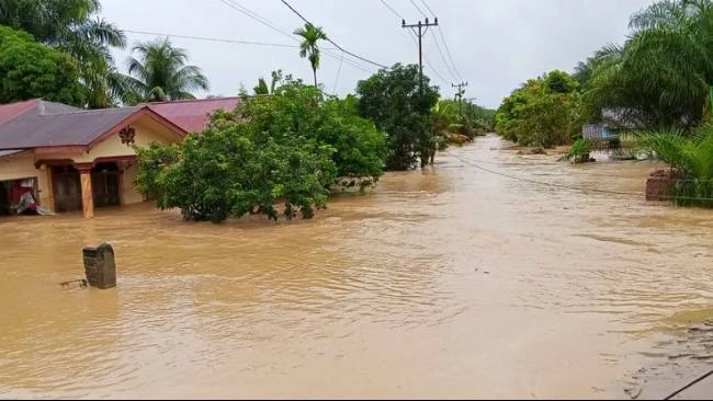 Banjir Sumut Lumpuhkan Ratusan BTS, Layanan Seluler di Tapanuli dan ...