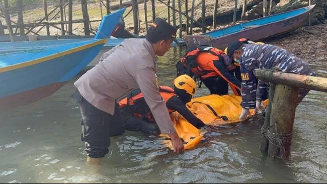 Tim SAR Gabungan Temukan Jasad Pria yang Diduga Terjun ke Laut dari ...