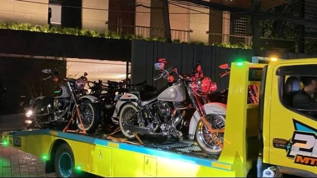 Geledah Rumah Silmy Karim, KPK Angkut Moge hingga Mobil Mewah