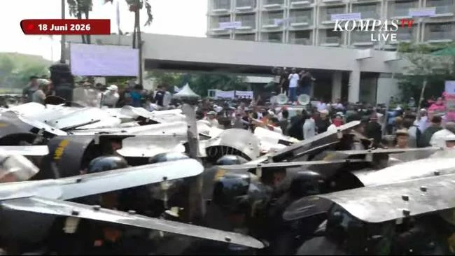 Eksekusi Lahan Hotel Sultan Ricuh, Puluhan Personel Terluka, Polisi ...
