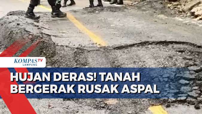 Hujan Deras! Tanah Bergerak dan Aspal Jalan Rusak