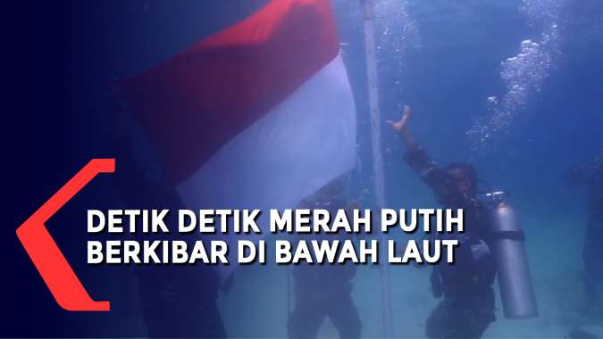 Detik-Detik Bendera Merah Putih Dikibarkan di bawah Laut