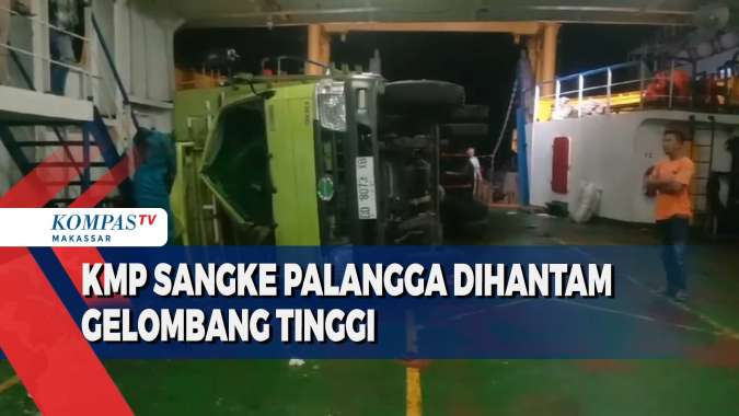 KMP Sangke Palangga Dihantam Gelombang Tinggi
