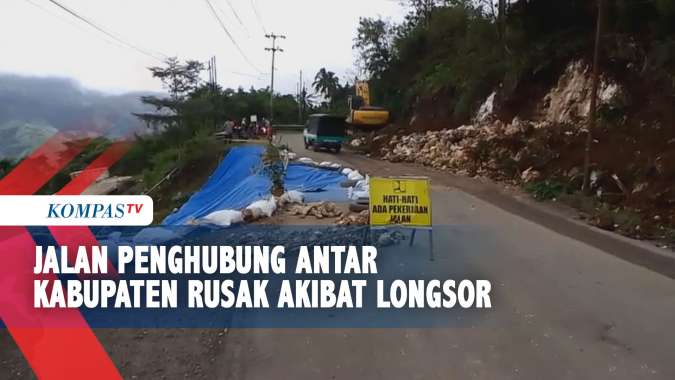 Jalan Penghubung Antar Kabupaten Rusak Akibat Longsor