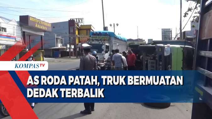 AS Roda Patah, Truk Bermuatan Dedak Terbalik