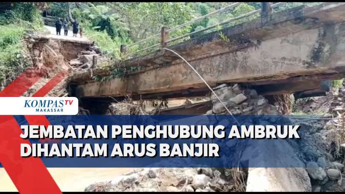 Jembatan Penghubung Antar Desa DI Mamasa Ambruk Dihantam Arus Banjir