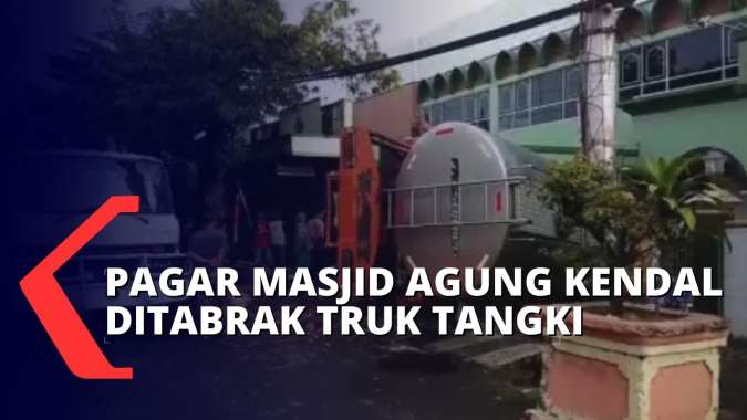Akibat Jalanan Licin, Truk Tangki Pembawa Susu Tergelincir dan Tabrak Pagar Masjid Agung Kendal